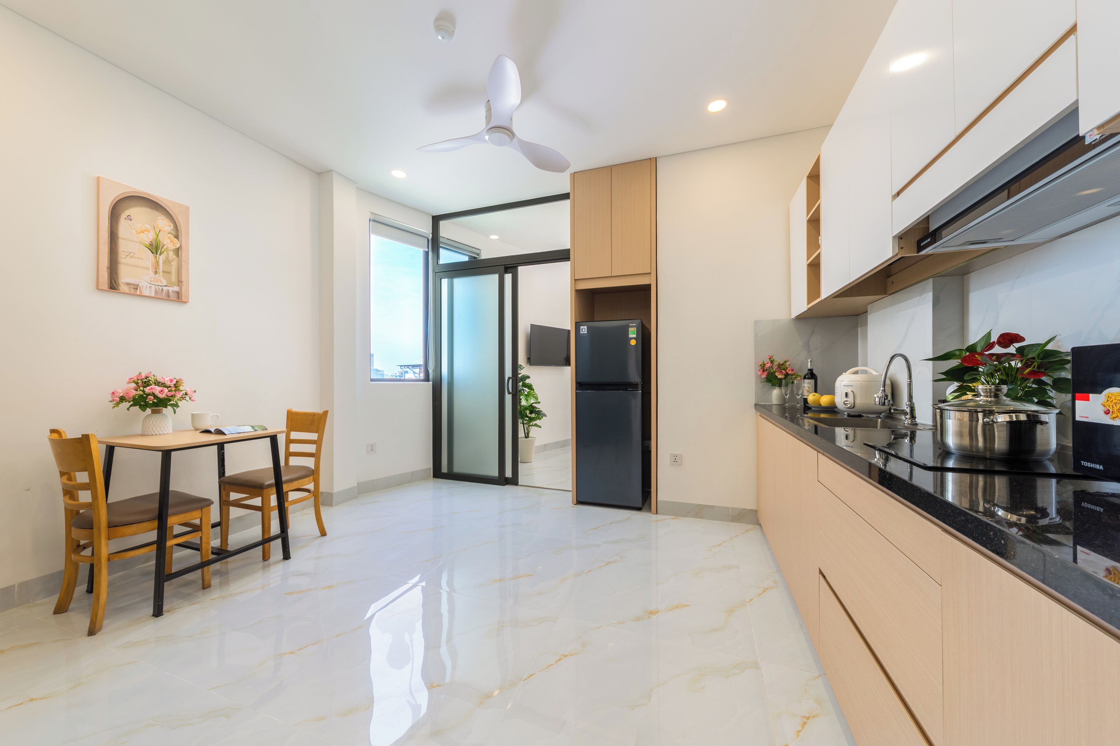 Apartamento Deluxe, 1 quarto, Vista para a cidade | Cozinha privada | Um frigorífico, um micro-ondas, uma placa de cozinha 