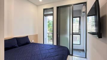 Estúdio standard, sacada, vista para a cidade | Escrivaninha, Wi-Fi de cortesia, roupa de cama
