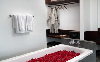 Suite Júnior, varanda, Vista para a cidade | Casa de banho | Artigos de higiene pessoal grátis, um secador de cabelo, roupões 