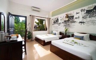 Quarto Twin Deluxe, varanda, vista para a piscina | Minibar, cofre no quarto, com decoração personalizada 