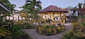 Fachada do alojamento (tarde/noite)