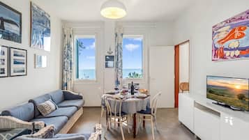 Apartamento Standard, vários quartos, 2 casas de banho (Appartamento Nel Verde Due Passi Dal) | Sala de estar | TV de ecrã plano, ténis de mesa