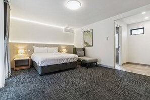 Quarto Duplo de Luxo | Secretária, secretária adequada para computadores portáteis 