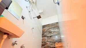Casa de banho compacta com sanita, lavatório e zona de duche.