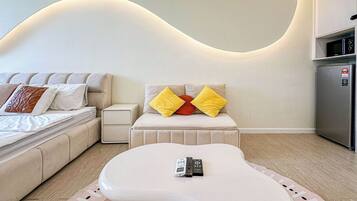 Suite-Estúdio, 1 cama queen-size e sofá-cama, não fumadores, Vista para a cidade | Sala de estar