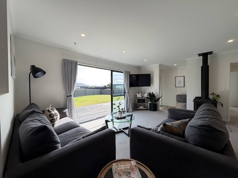 Southern Peaks Panorama - 蒂阿瑙