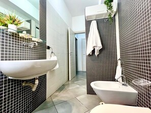 Quarto Quádruplo Standard | Casa de banho