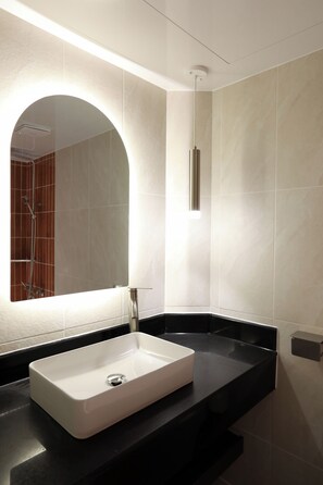 Quarto duplo standard | Banheiro | Banheira e chuveiro separados, secador de cabelo, toalhas de banho 