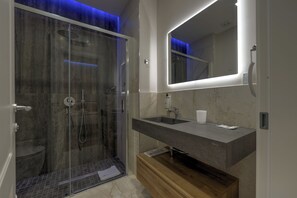 Quarto casal luxo, vista para o pátio | Banheiro | Secador de cabelo, chinelos, toalhas de banho, sabonete