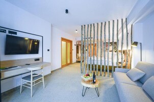 Quarto Duplo Deluxe, vista para o pátio | Sala de estar