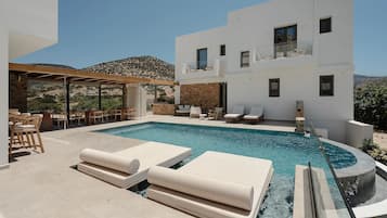 Piscina externa sazonal, funciona das 11h às 20h, espreguiçadeiras