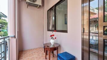 Estúdio, sacada, vista para a cidade | Parte interna