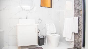 Apartamento | Banheiro | Toalhas de banho, shampoo, papel higiênico