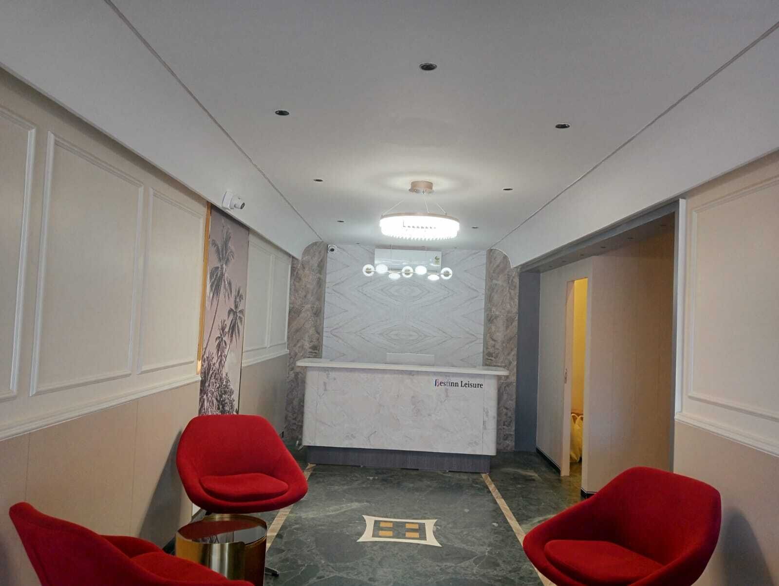 Suíte família, vista para a cidade | Saguão