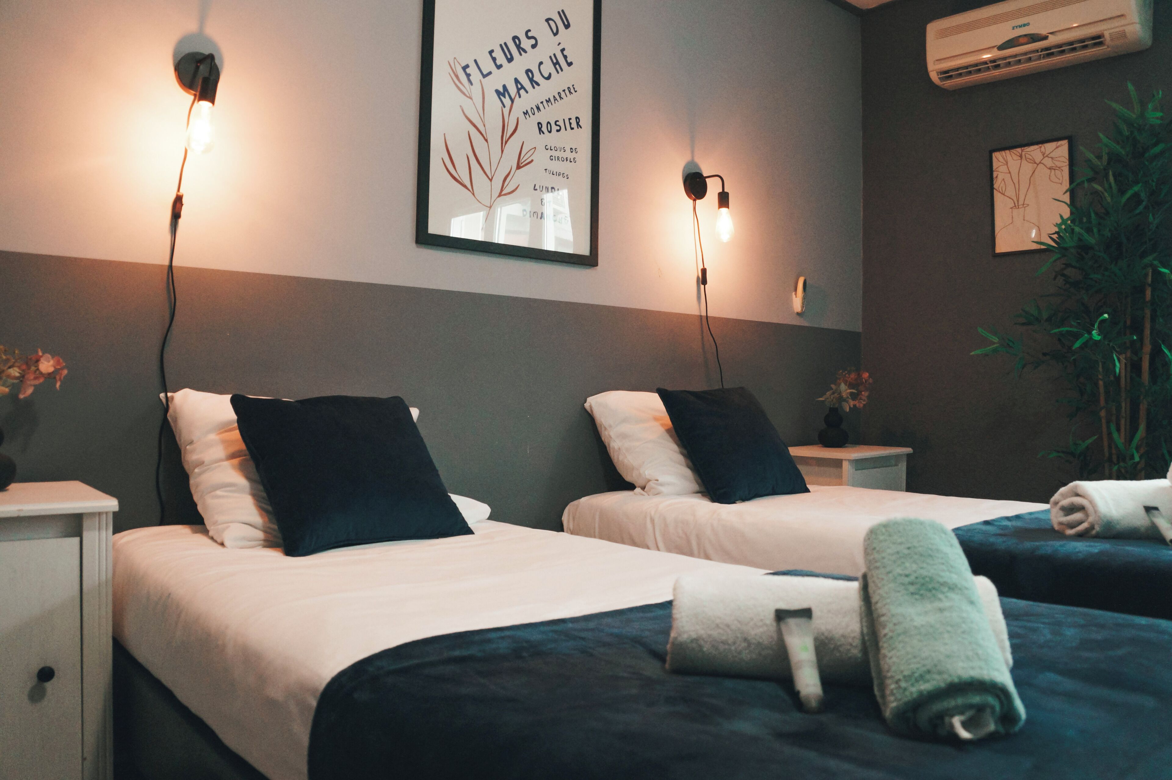 Large Group Home With 7 Cozy Bedrooms, Sleeps 14+, Garden, And Air Conditioning For A Comfortable Stay. Features A Full Kitchen, 4 En-suite Showers Plus Shared Bathroom With Your Guests, Multiple Toilets, Washing Machine, And Outdoor Patio. - Oosterhout