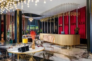 3 bares/lounges, um bar junto à piscina, um bar de praia