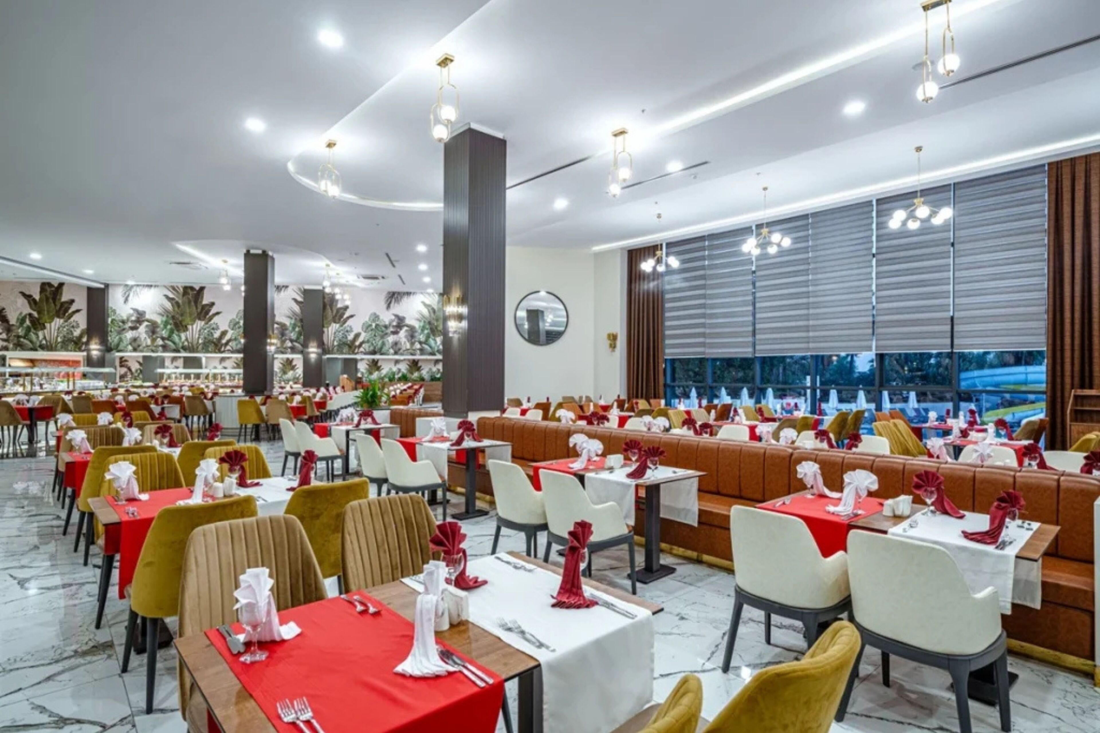 Um restaurante com várias mesas, cadeiras e uma grande janela com vista.