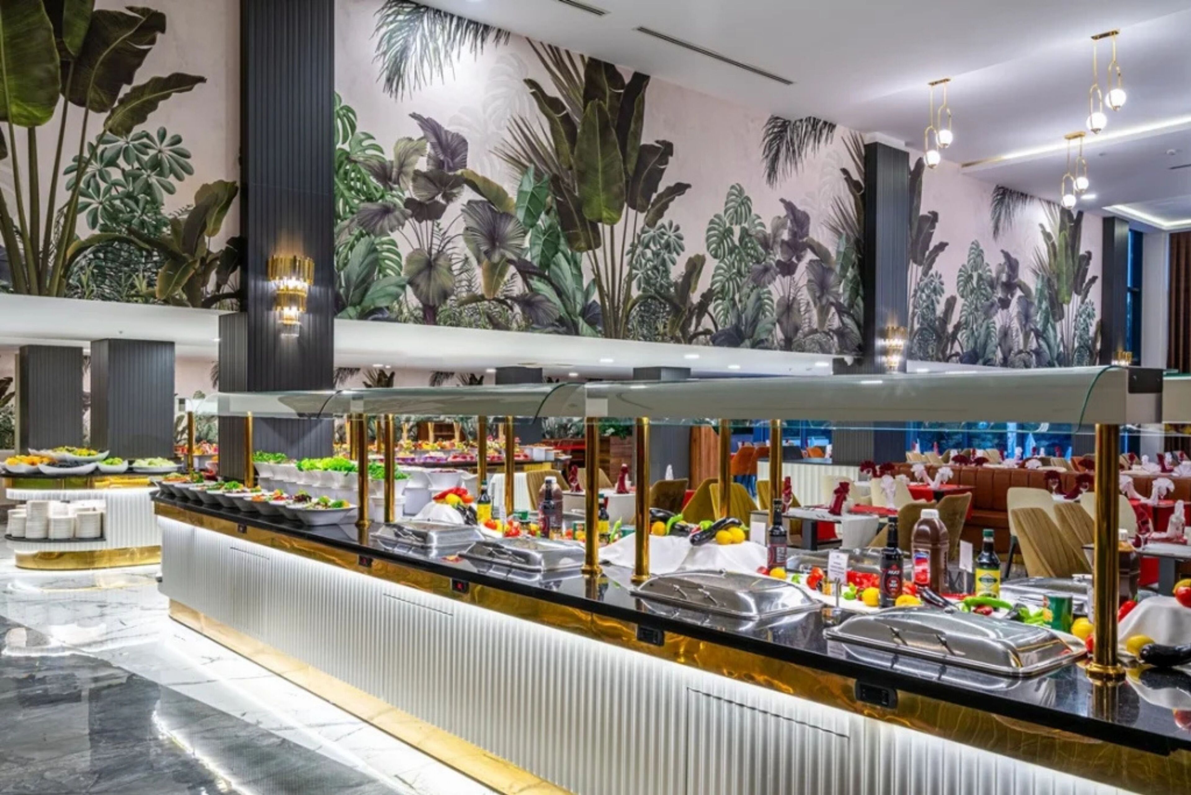 3 bares/lounges, um bar junto à piscina, um bar de praia 