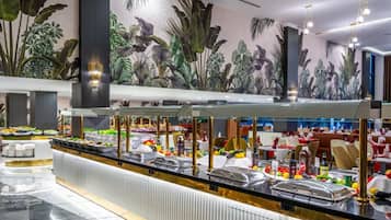 3 bares/lounges, um bar junto à piscina, um bar de praia