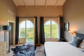 Quarto casal, sacada, vista para o jardim