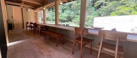 Quarto duplo superior, sacada, vista para o rio | Opções para refeição