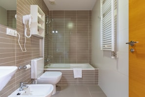 Apartamento, sacada, vista para o mar | Banheiro | Chuveiro/banheira combinados, toalhas de banho, sabonete, shampoo