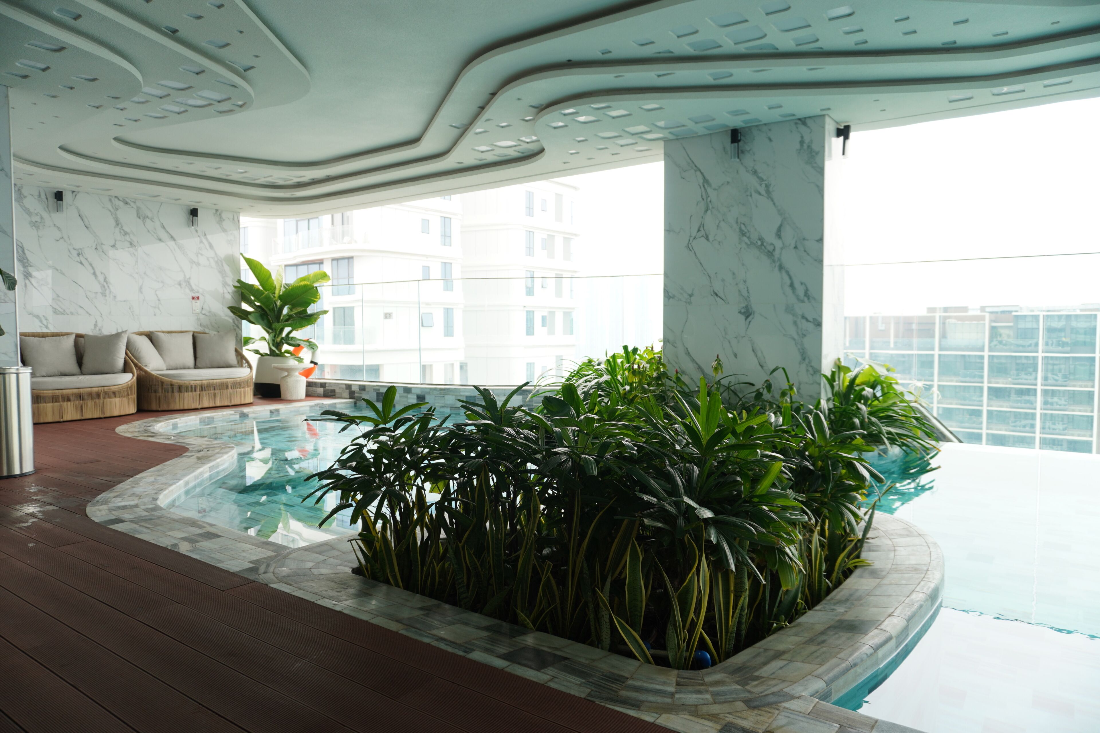 Piscina interior, piscina exterior, espreguiçadeiras 