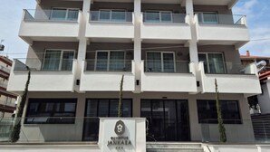 Um edifício de vários andares com uma placa que diz 'Olympus Jankaea'.