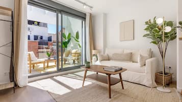 Apartamento (1 Bedroom) | Sala de estar | Smart TV de 52 polegadas com canais digitais