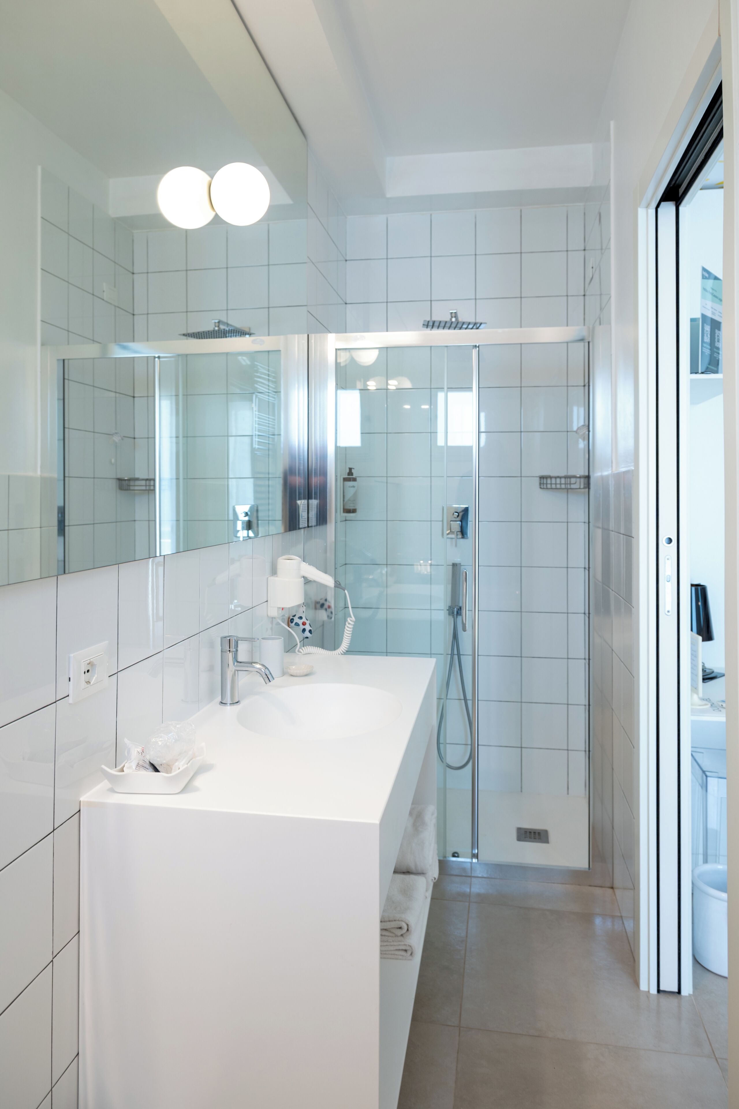 Quarto casal, sacada | Banheiro | Papel higiênico 
