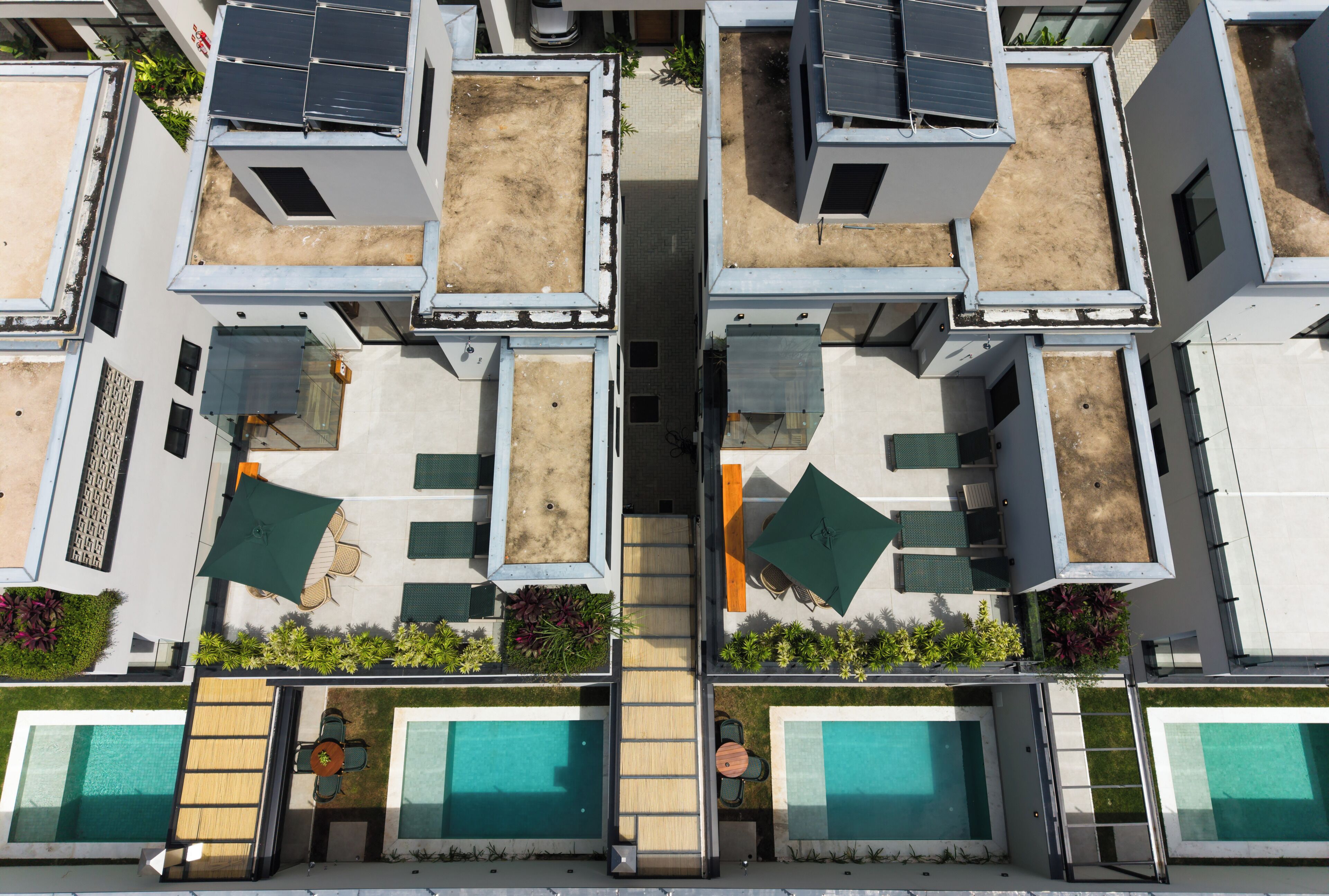 Piscina externa, guarda-sóis, espreguiçadeiras
