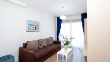 Casa (Two Bedroom Family Suite 106) | Sala | Televisor de ecrã plano de 32 polegadas com canais por cabo