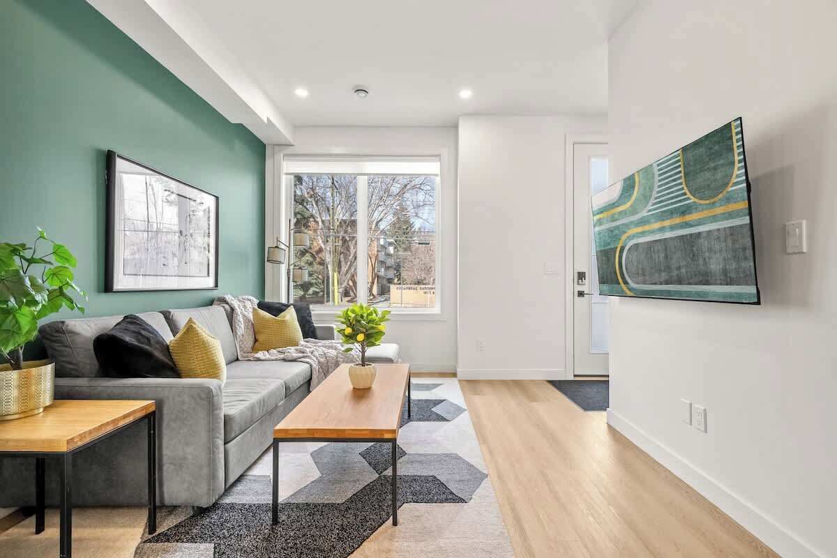 Rooftop + Garage | 3 Private Ensuites, 2 King Beds - Calgary