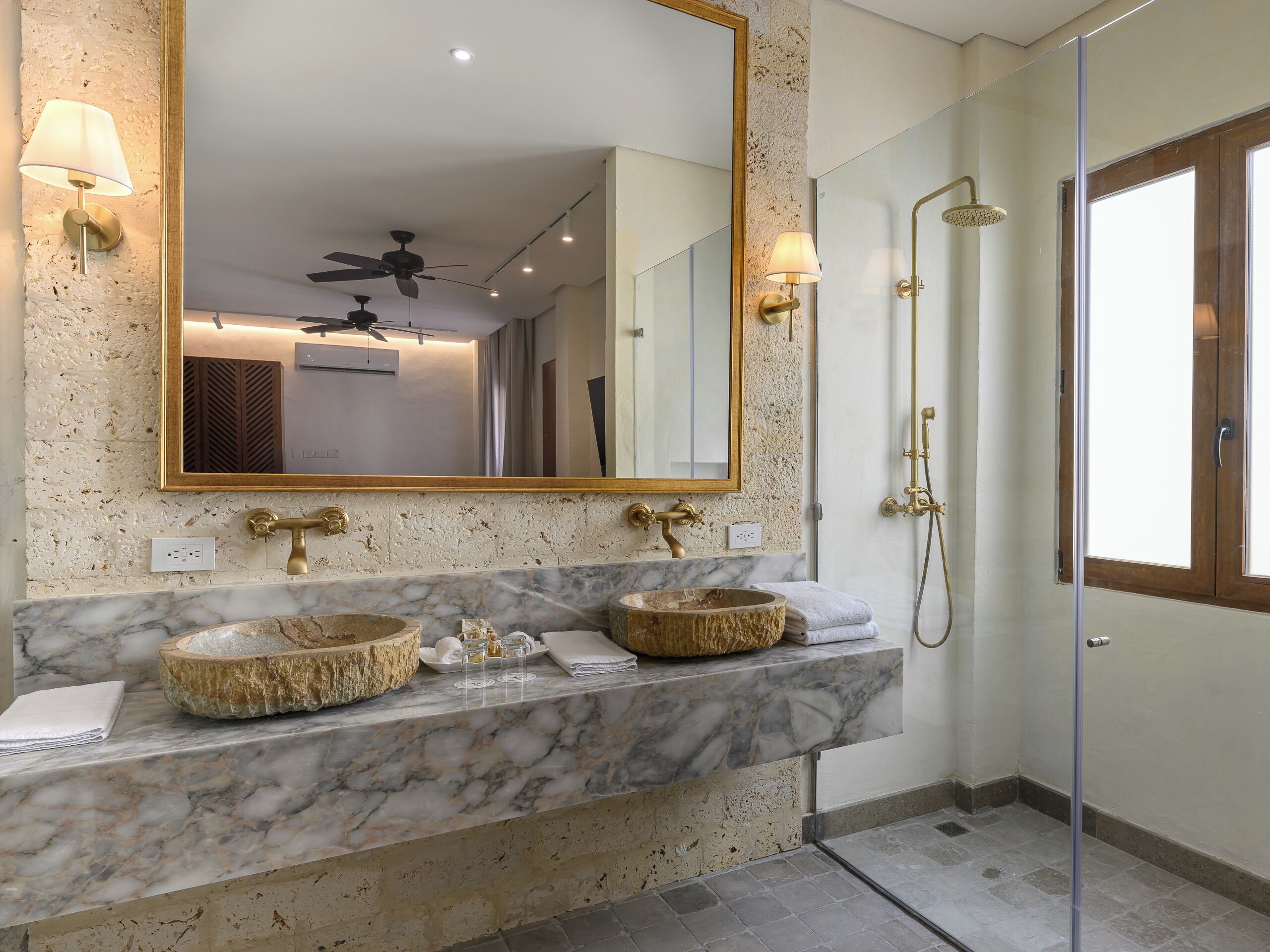 Quarto casal júnior, sacada, vista para a piscina | Banheiro