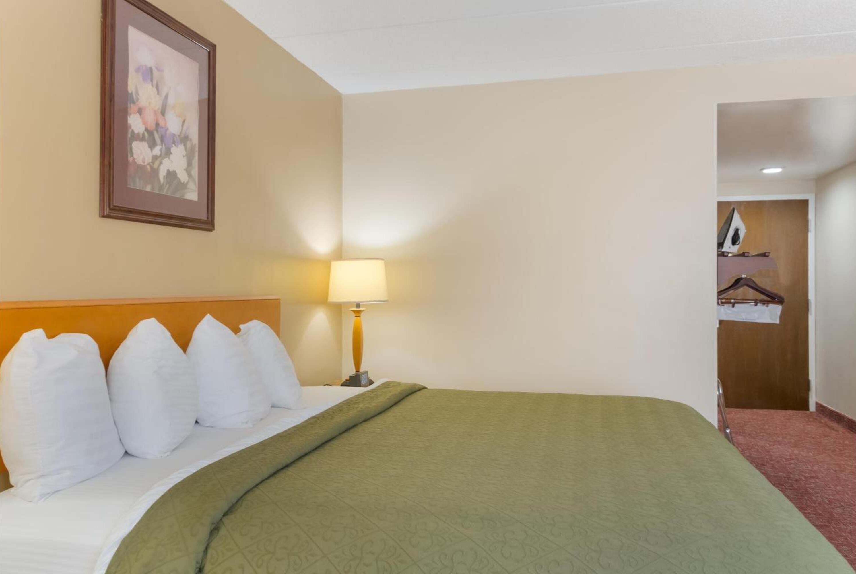Relaxing Deluxe King Room Near Bally's Twin River Lincoln | Free Bfast & Parking - Bellingham, MA