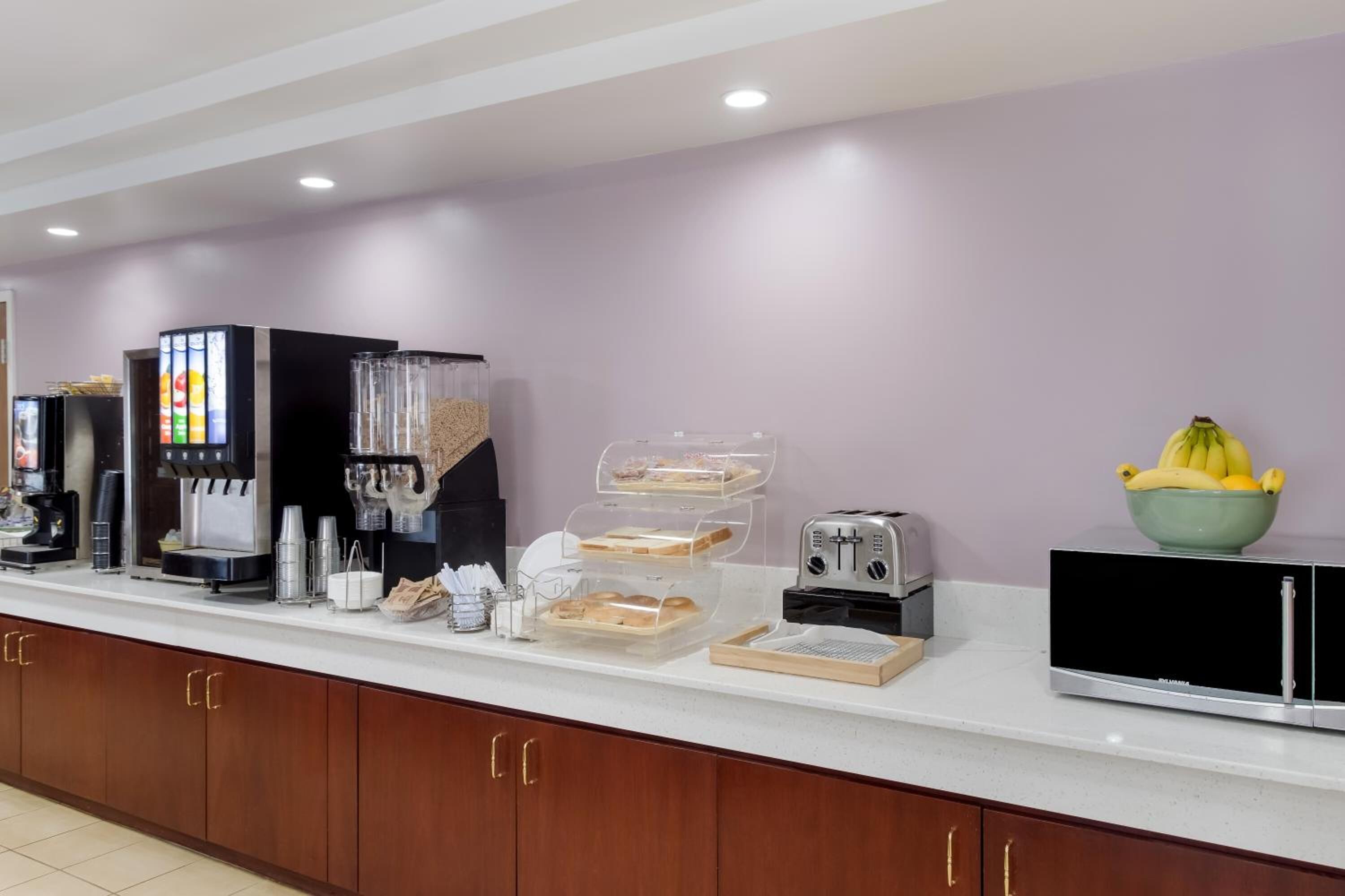 Pet-friendly Deluxe King Bed Stay | 15 Mins To Providence | Free Parking & Bfast - Providence, RI