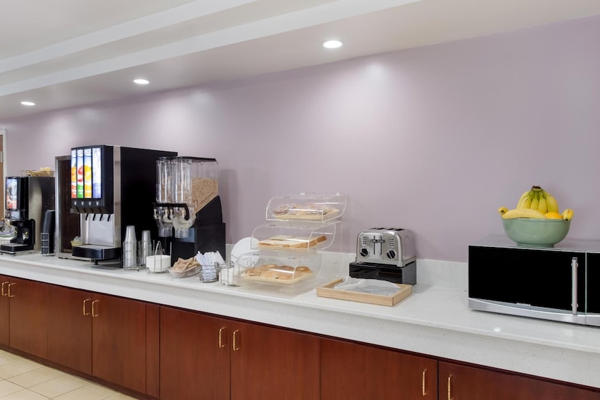 Pet-friendly Deluxe King Bed Stay | 15 Mins To Providence | Free Parking & Bfast - Providence, RI