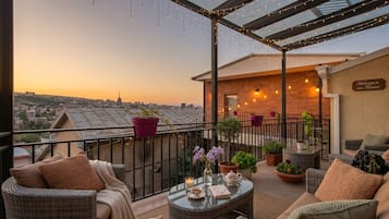 Quarto Duplo Deluxe, varanda, Vista para a cidade | Terrenos do alojamento