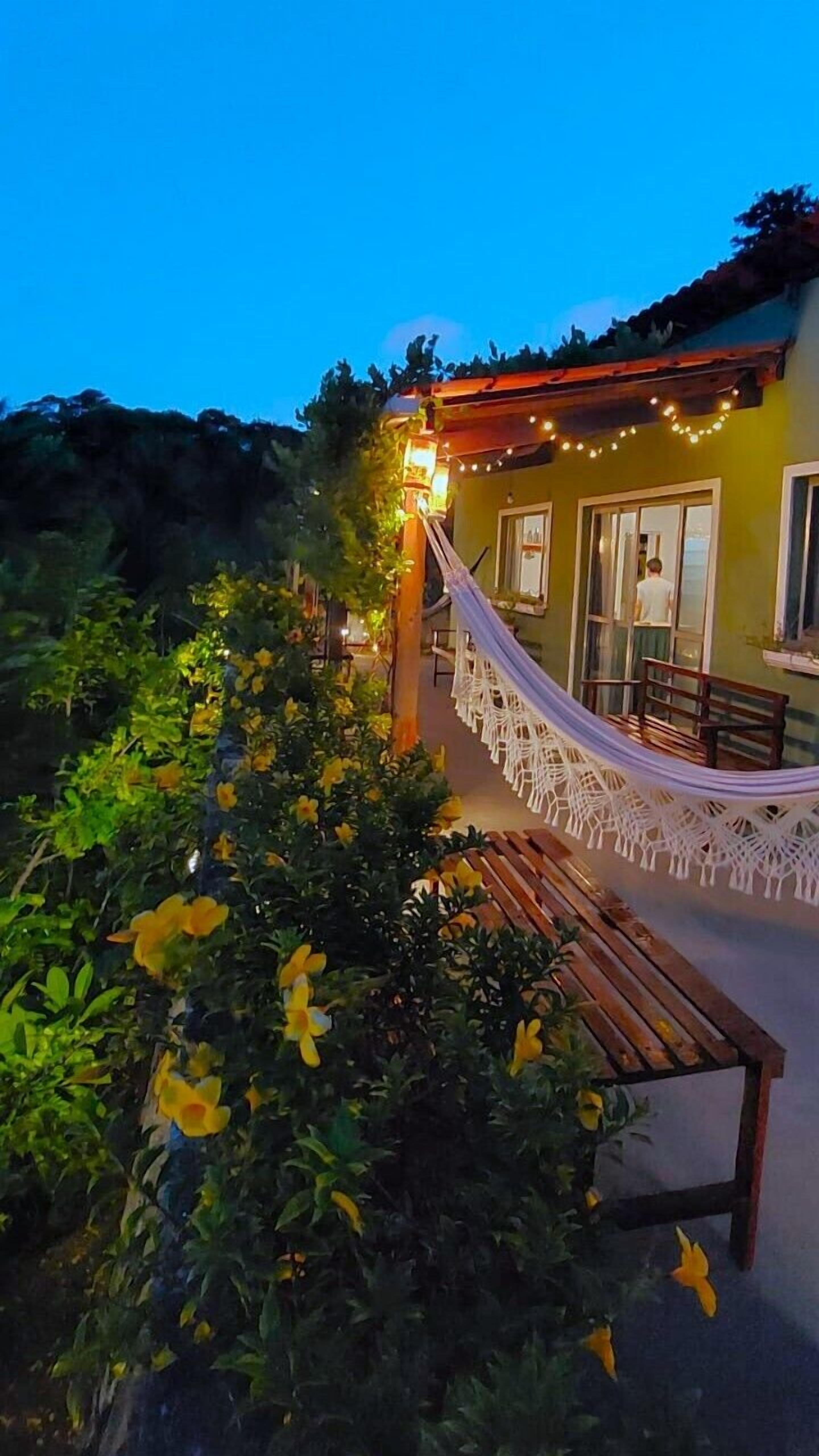 Fachada do alojamento (tarde/noite)