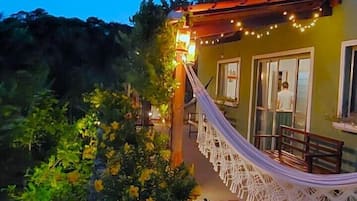 Fachada do alojamento (tarde/noite)