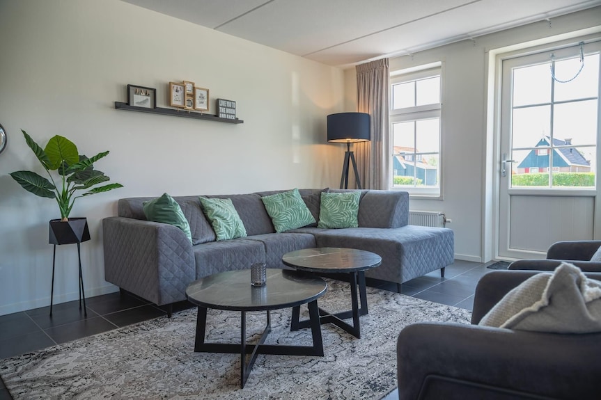 Deze Vrijstaande Bungalow Straalt De Typische, Charmante Waterland-stijl Uit En Combineert Rust Met Comfort In Het Hart Van Het Noord-hollandse Polderlandschap. Hier Geniet Je Samen Van Quality Time Met Familie Of Vrienden, Terwijl Er Aan Comfort Nie - Purmerend