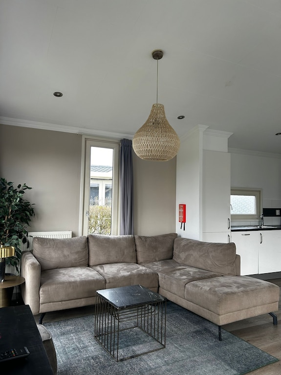 Deze Comfortabele Accommodatie Biedt Je Een Ideale Plek Om Samen Met Familie Of Vrienden Te Genieten Van Een Ontspannen Verblijf In Het Mooie Noord-hollandse Polderlandschap. De Ligging Geeft Een Gevoel Van Rust En Ruimte, Met Natuur En Leuke Daguits - Alkmaar