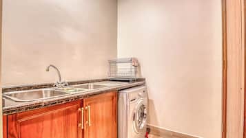 Apartamento luxo, sacada, vista para a cidade | Parte interna