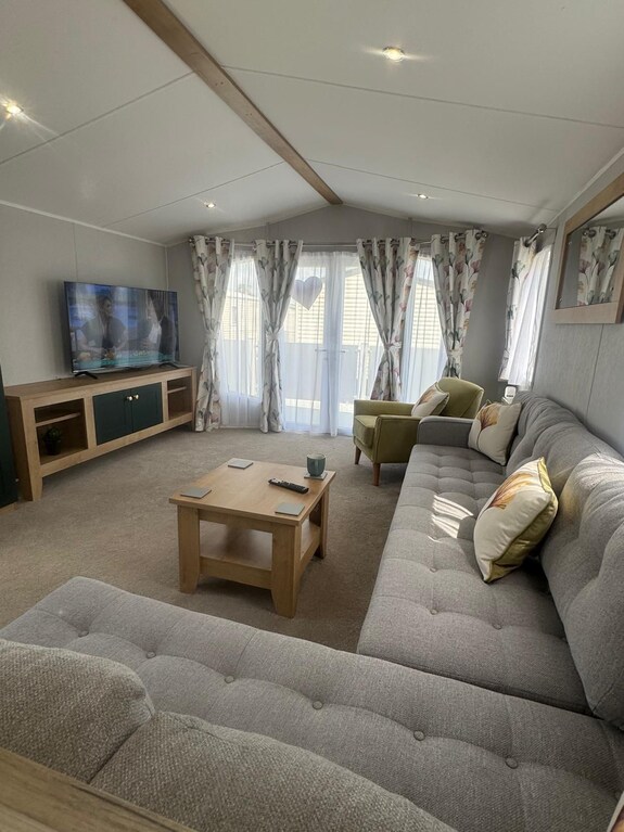 Fantasy Island Resort - The Sierra With Private Hot Tub - Eastgate E5 - Skegness