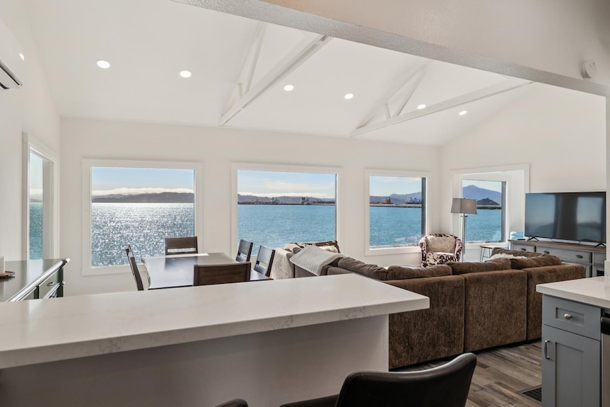 Bay Breeze Main | Bay Front, Private, Quiet - El Cerrito, CA