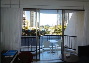 Estúdio, varanda, vista para a piscina | Interior