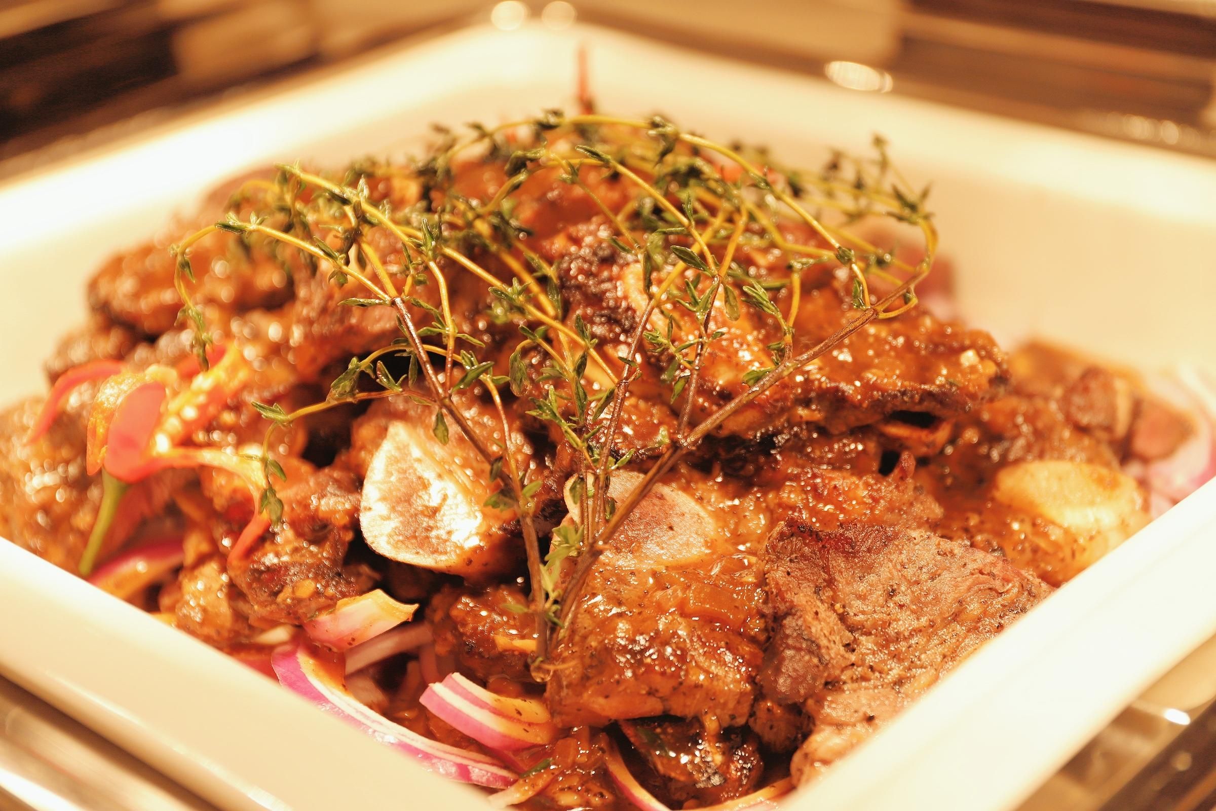Prato com carne, ervas e cebolas.