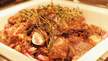 Prato com carne, ervas e cebolas.