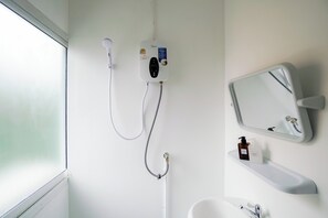 Quarto Básico, 1 cama de casal, não fumadores | Casa de banho | Um polibã, toalhas fornecidas, sabão, champô 