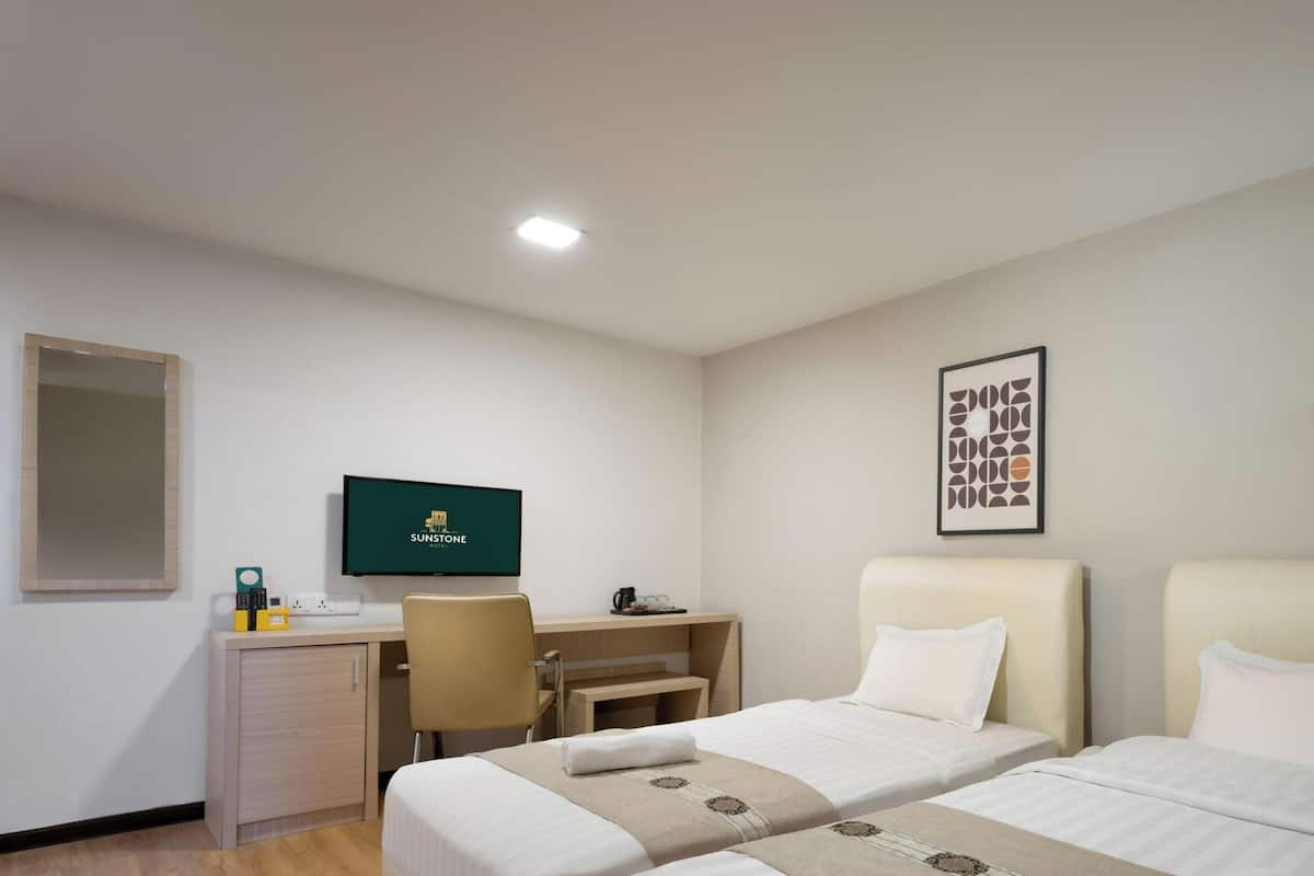 Quarto triplo família, sem janelas | Escrivaninha, espaço de trabalho para notebook, quartos à prova de som